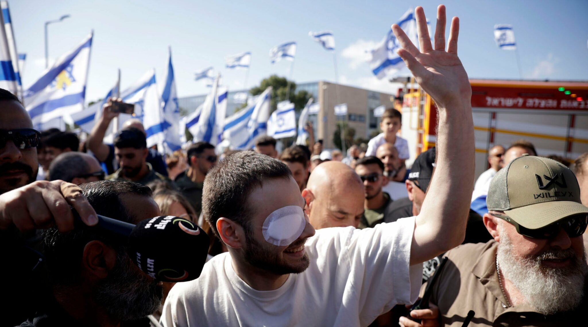 Freed hostage Alon Ohel plays piano on Israeli sketch comedy show ...